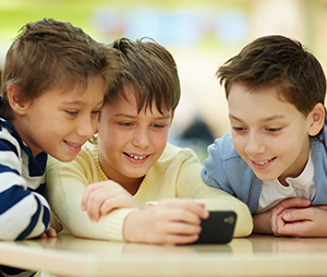 enfants_smartphone | Langage et apprentissages – Hôpital Raymond Poincaré